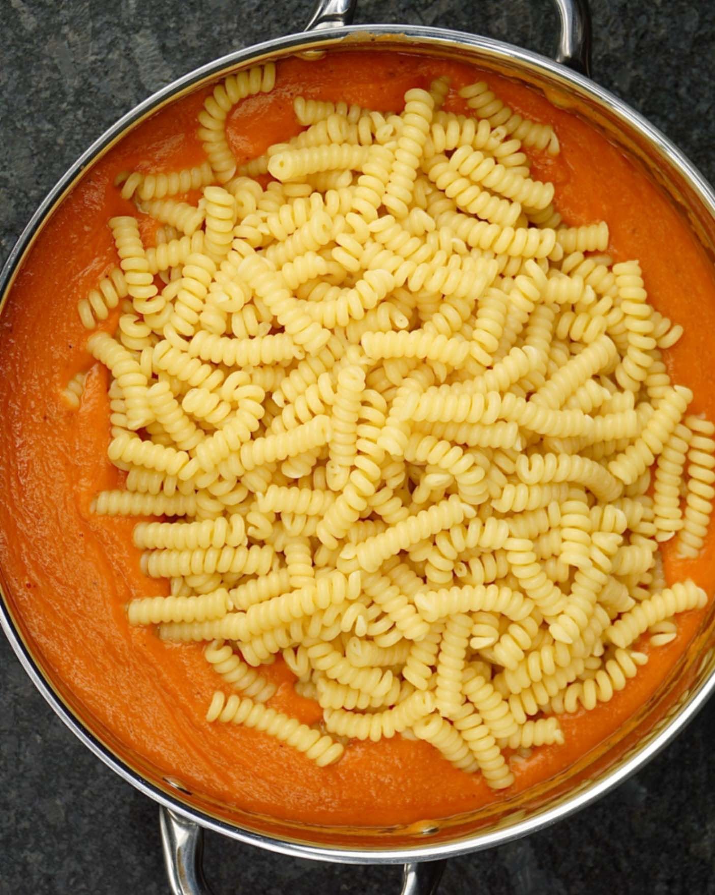 PASTA SU ČESNAKINIU POMIDORŲ PADAŽU IR FETA (per 15 minučių)