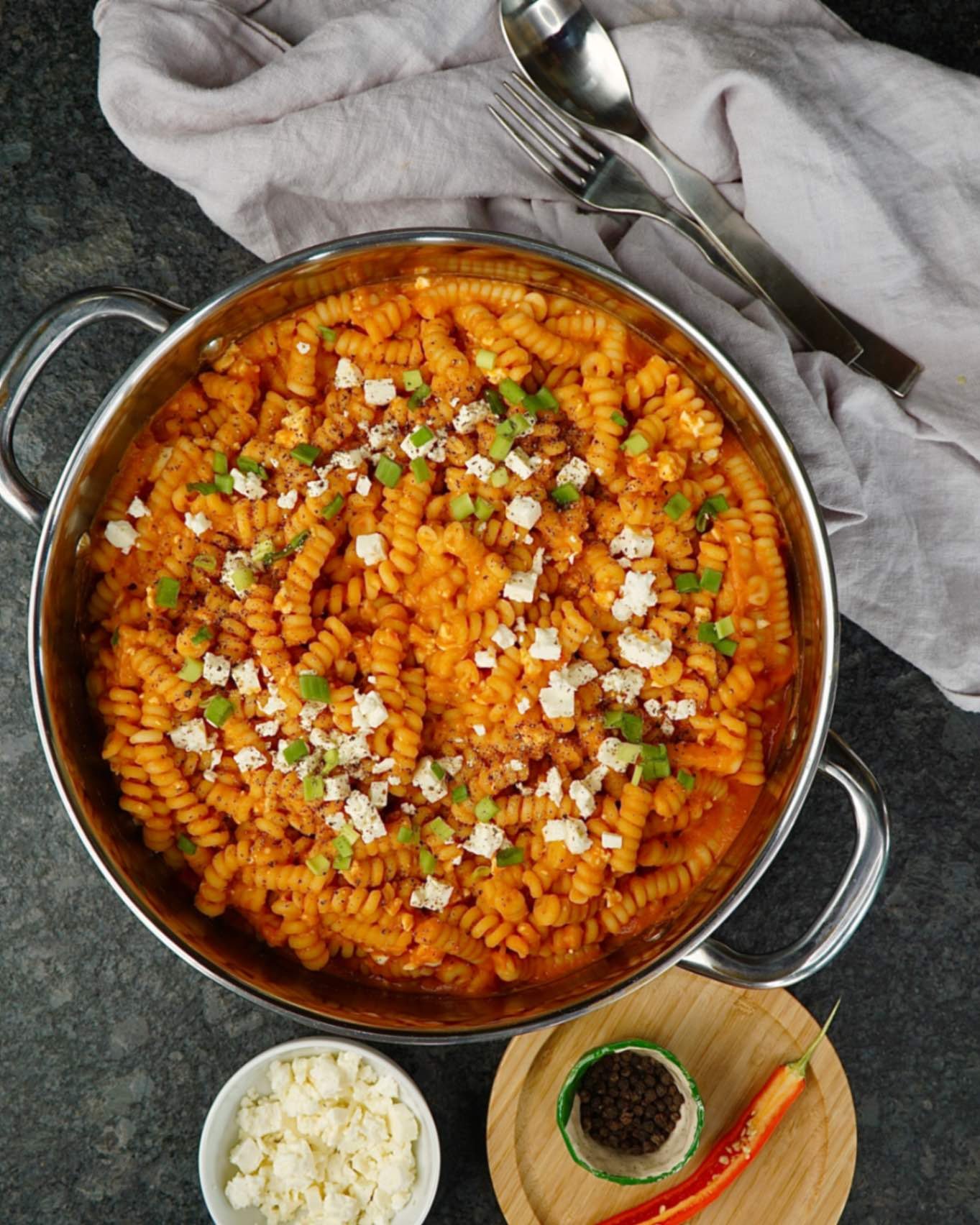 PASTA SU ČESNAKINIU POMIDORŲ PADAŽU IR FETA (per 15 minučių)